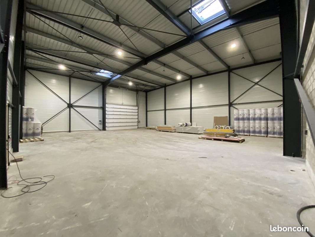 Local d'activité 1 196 m² - Bureaux & Commerces