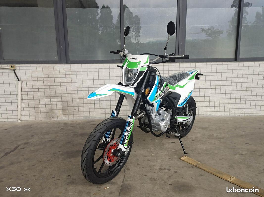 Superbe Moto 50cc super motard norme E5 Neuve GARANTIE 2 ANS - Motos