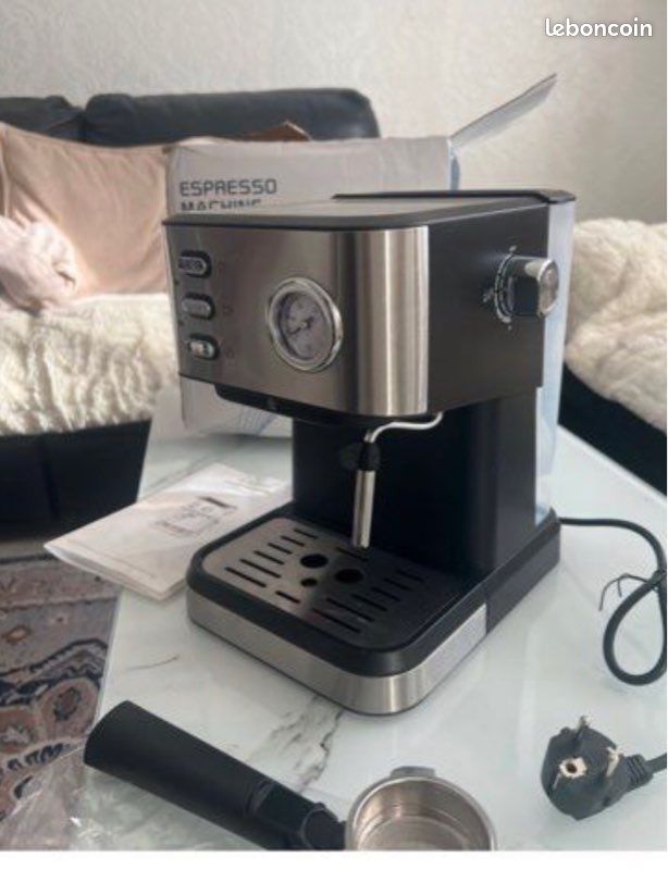 Machine à café avec mousseur à lait intégré neuve - Électroménager