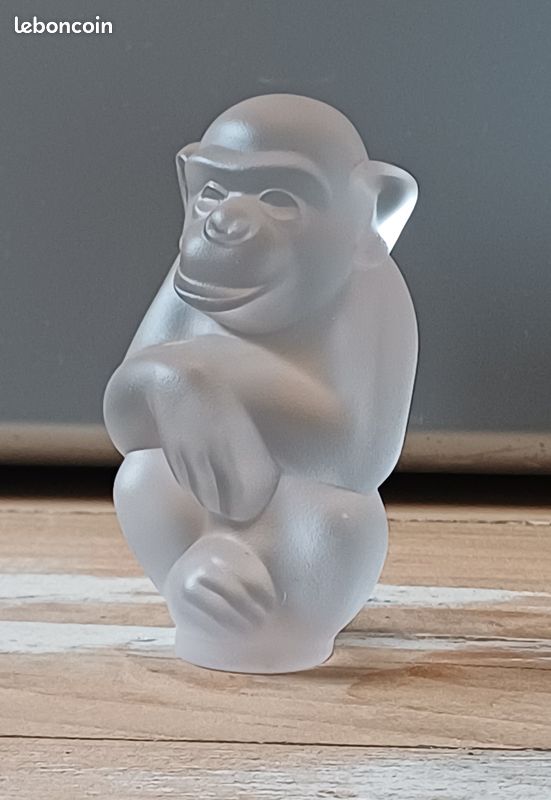 Petit singe en cristal dépoli signé Cristal de Sèvres France - Collection