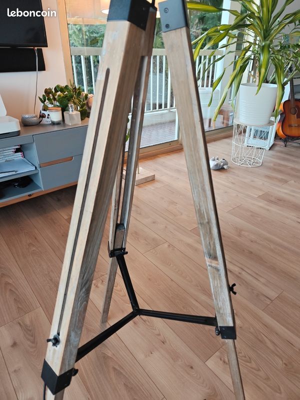 Lampadaire industriel gris - Décoration