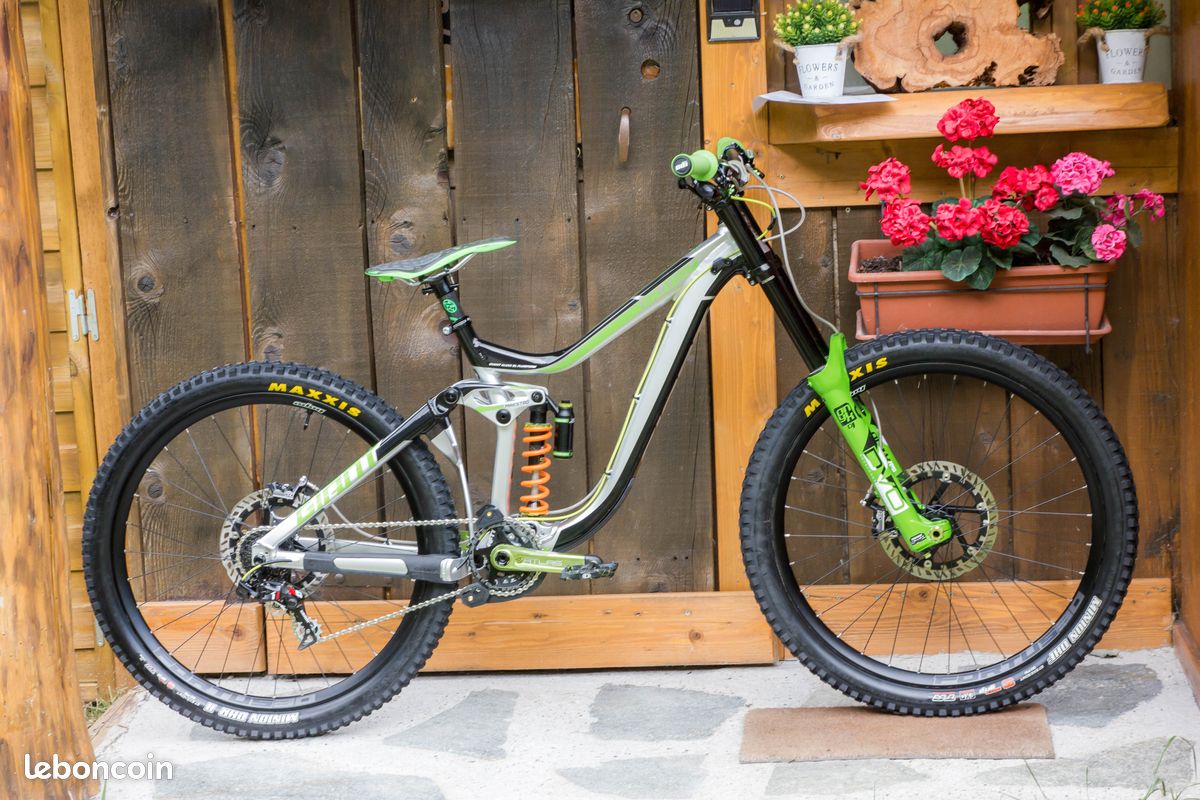 Vtt DH giant glory 1 dvo M neuf - Vélos