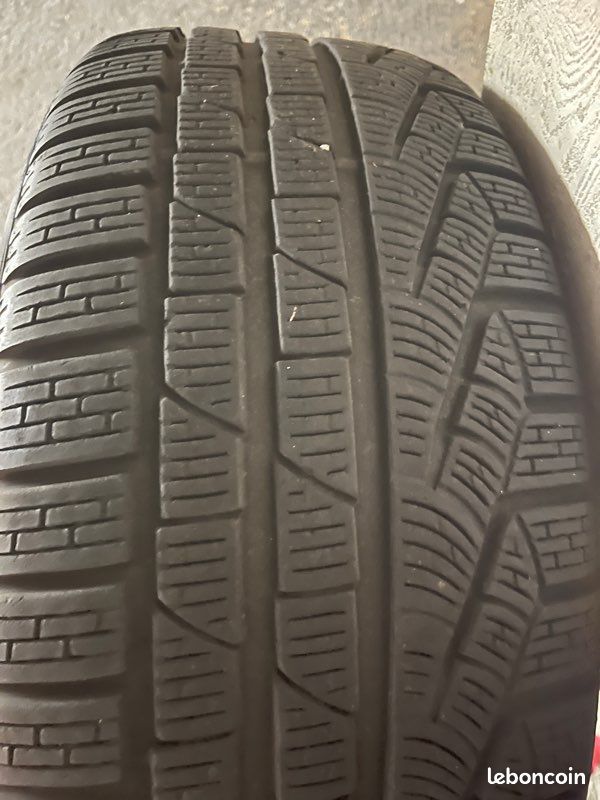 Pneu neige quasi neuf 235/55 R 18 - Équipement auto