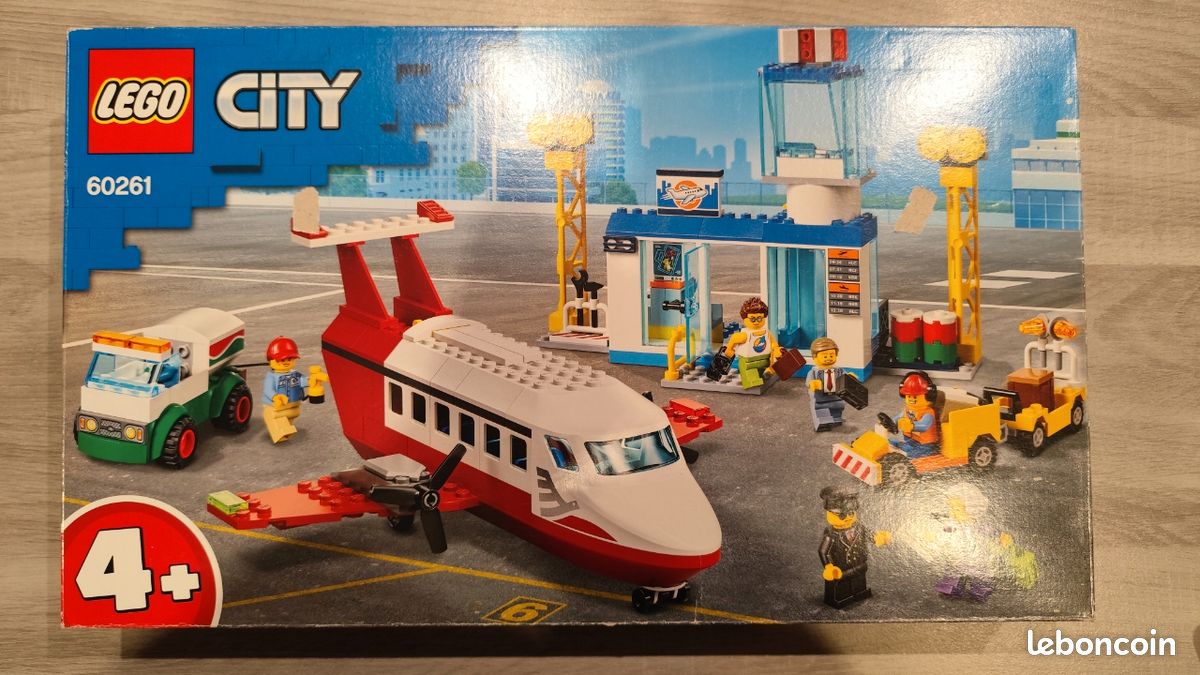 Lego City 60261 l'aéroport très bon état Tout les accessoires sont ...