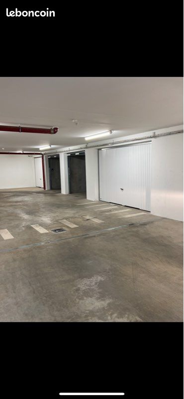 LOCATION GARAGE 25M2 ( électricité / lumière intérieur ) - Locations