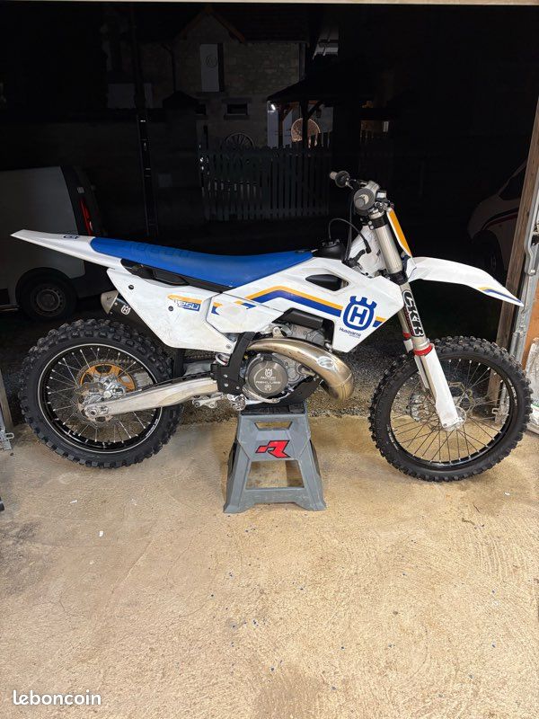 250 tc 2023 ( édition héritage ) - Motos