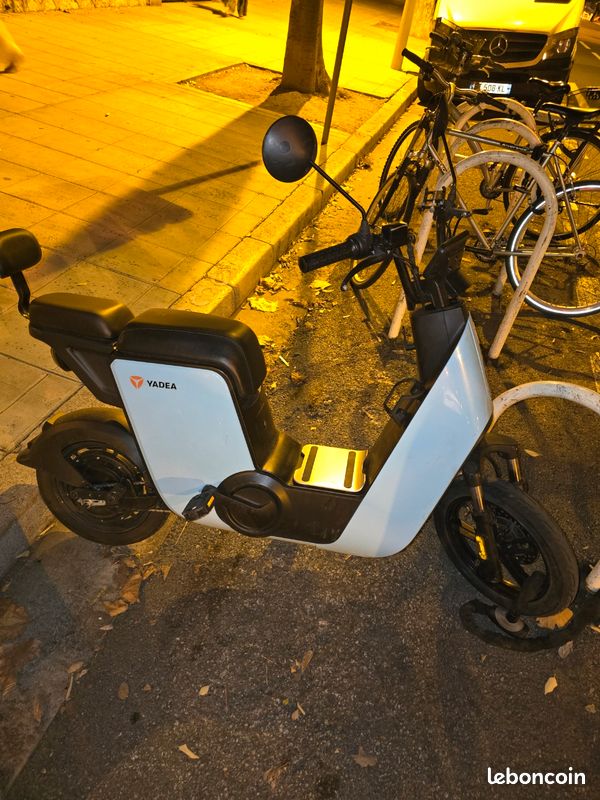 Yadea V7 Scooter électrique - Motos