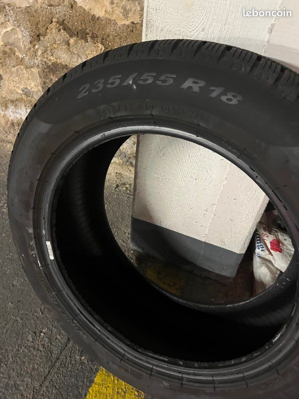 Pneu neige quasi neuf 235/55 R 18 - Équipement auto