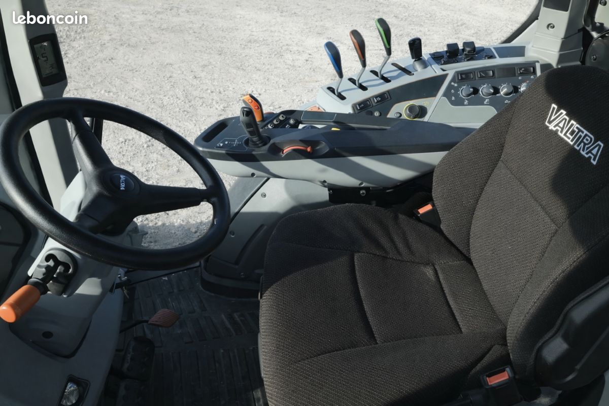 Valtra N134 - Tracteurs