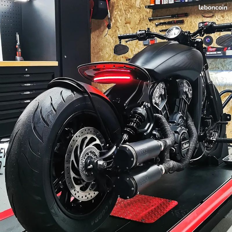 Indian scout bobber tank machine - Motos