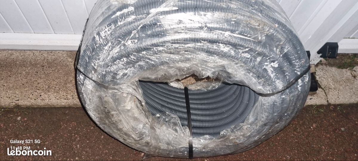 Gaine neuve pour réseau électrique - BTP - Chantier gros-oeuvre