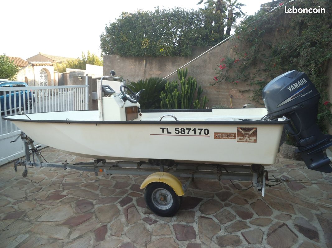 Bateau a moteur V cat carbonel - Nautisme