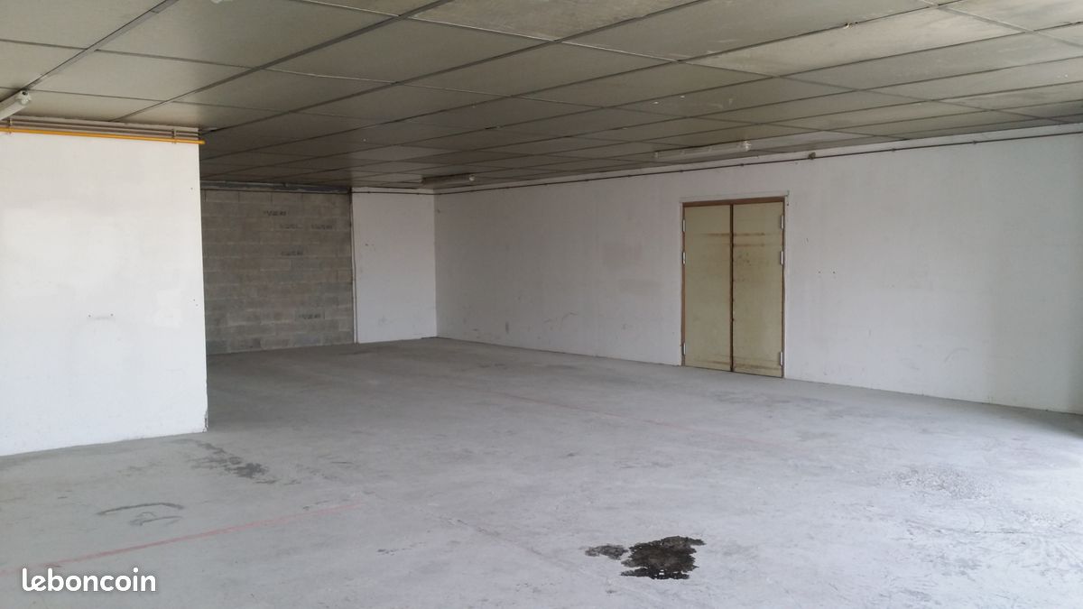 Local industriel + bureau : 140 m2 - Bureaux & Commerces