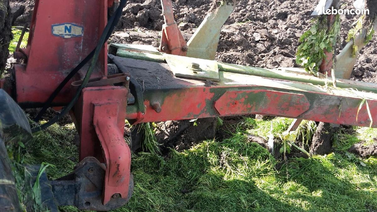 Vends charrue 5 socs - Matériel agricole