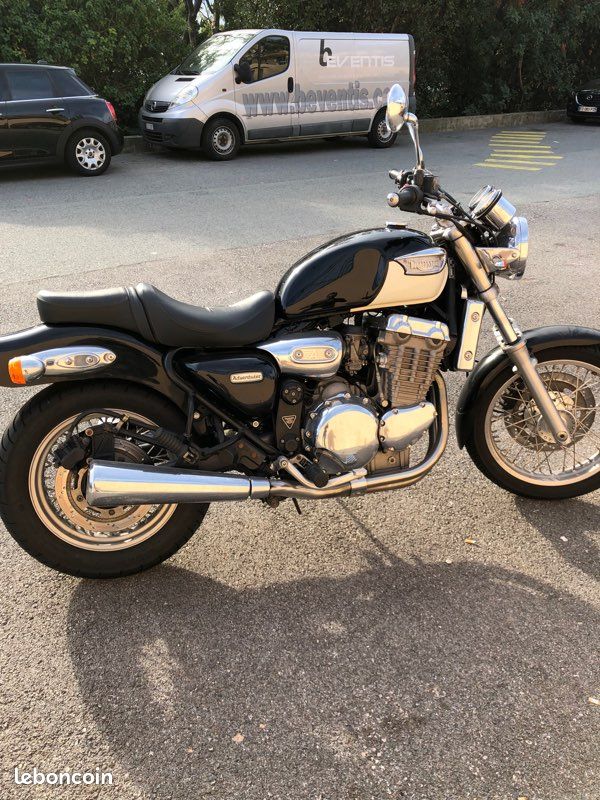 Triumph adventurer - Motos