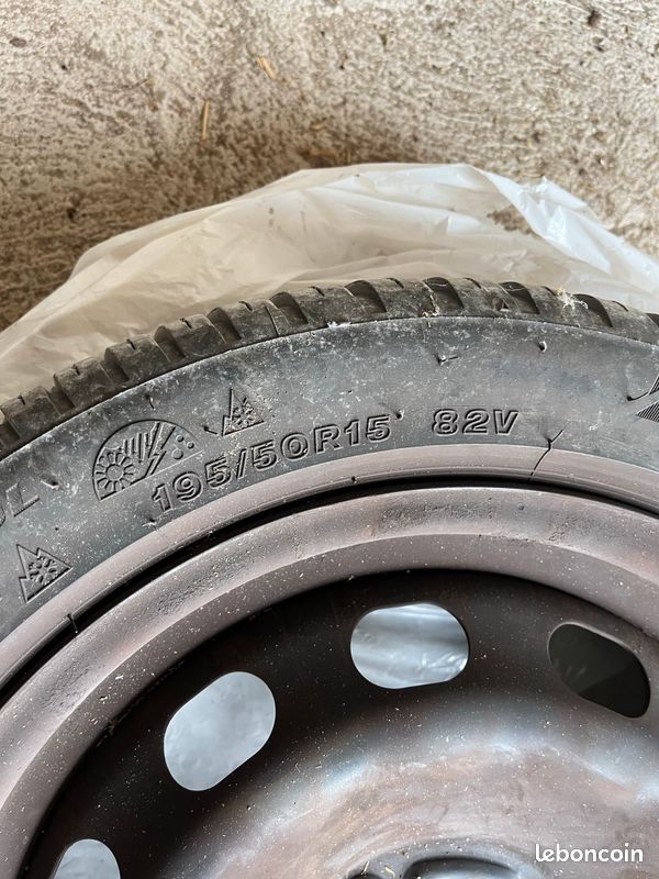 2 pneus hiver Bridgestone 195/50 R15 82V + jantes - très bon état ...