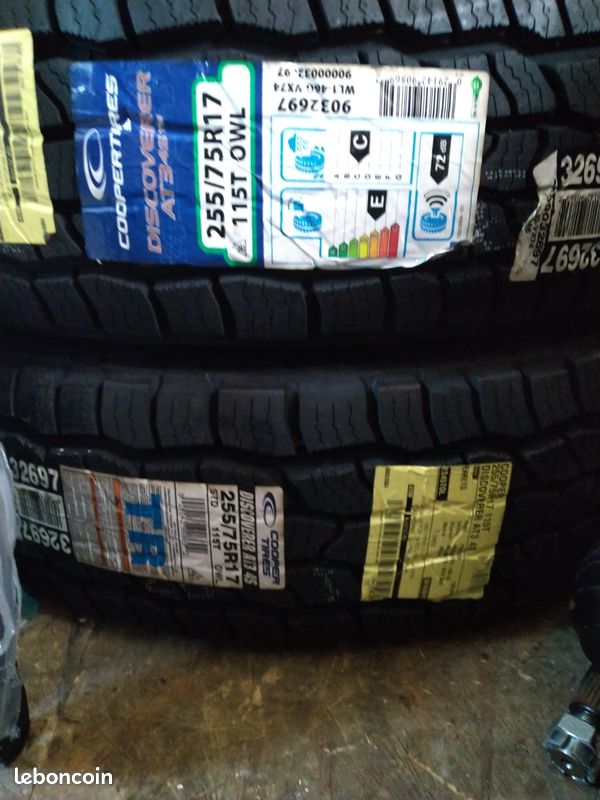 2 pneus COOPER TIRE 255/75 R17 - Équipement auto