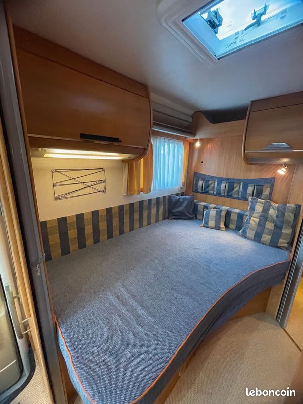 Profilé - lit à la française - SDB arrière - ERIBA - JET 696 - Caravaning