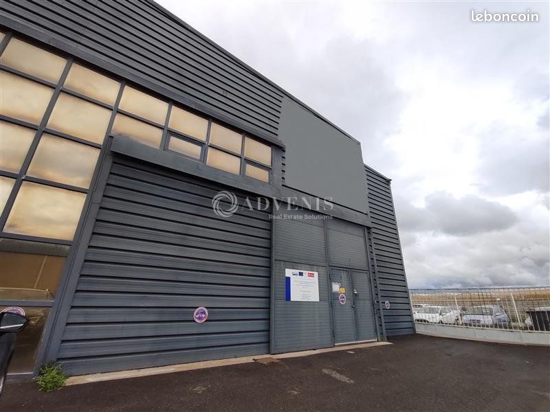 Local logistique 636 m² - Bureaux & Commerces