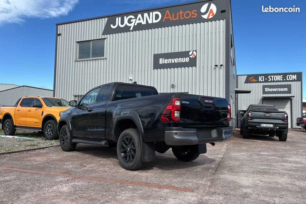 Toyota Hilux X-TRA D-4D 204 BVA INVINCIBLE -1% - Voitures