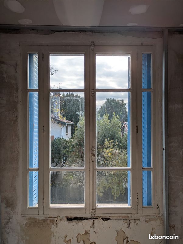 Fenêtres anciennes simple vitrage et persiennes bleu pastel - Bricolage
