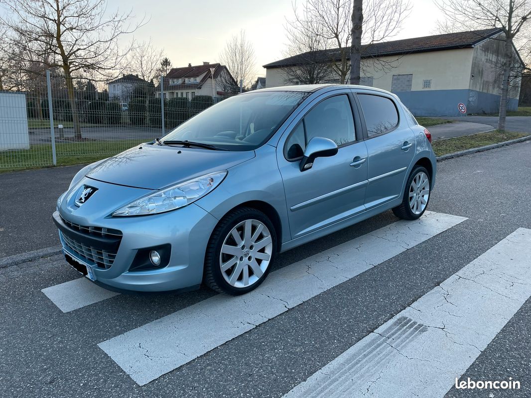 Peugeot 207 HDI allure 112 GPS, Toit pano, 5 portes - Voitures