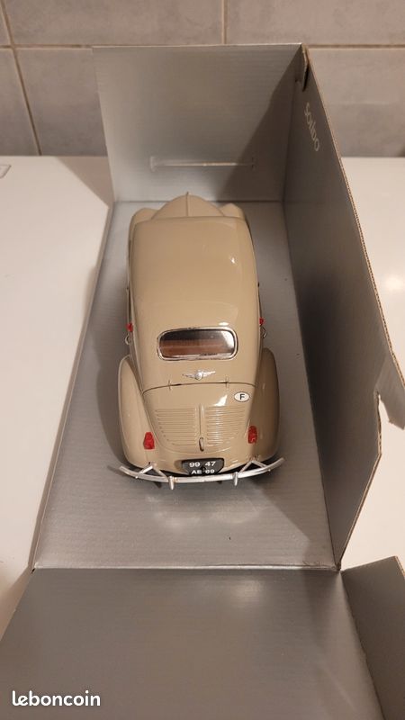 Voiture Solido 1/18ème Renault 4 CV Berline, Référence : 8059 - Modélisme