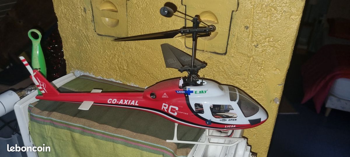 Lot comprenant 2 hélicoptères et une radiocommande ESKY – à remettre en ...