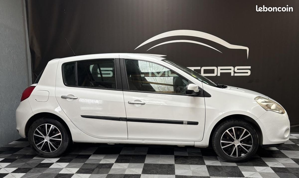 Renault Clio III 1.5 dCi 75ch Expression Clim 5p - Voitures
