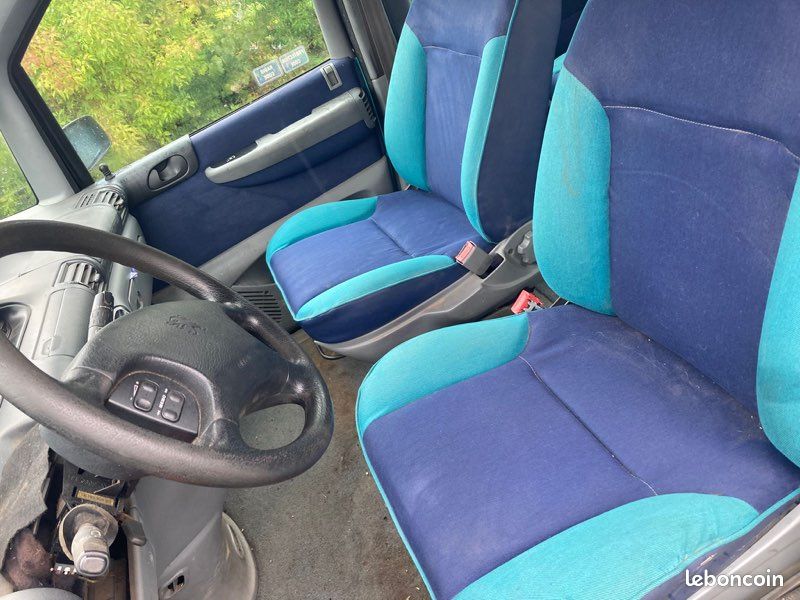 806 Turbo D 8 places CT OK - Voitures