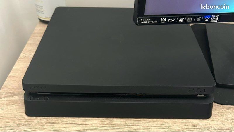 PS4 Slim - Consoles