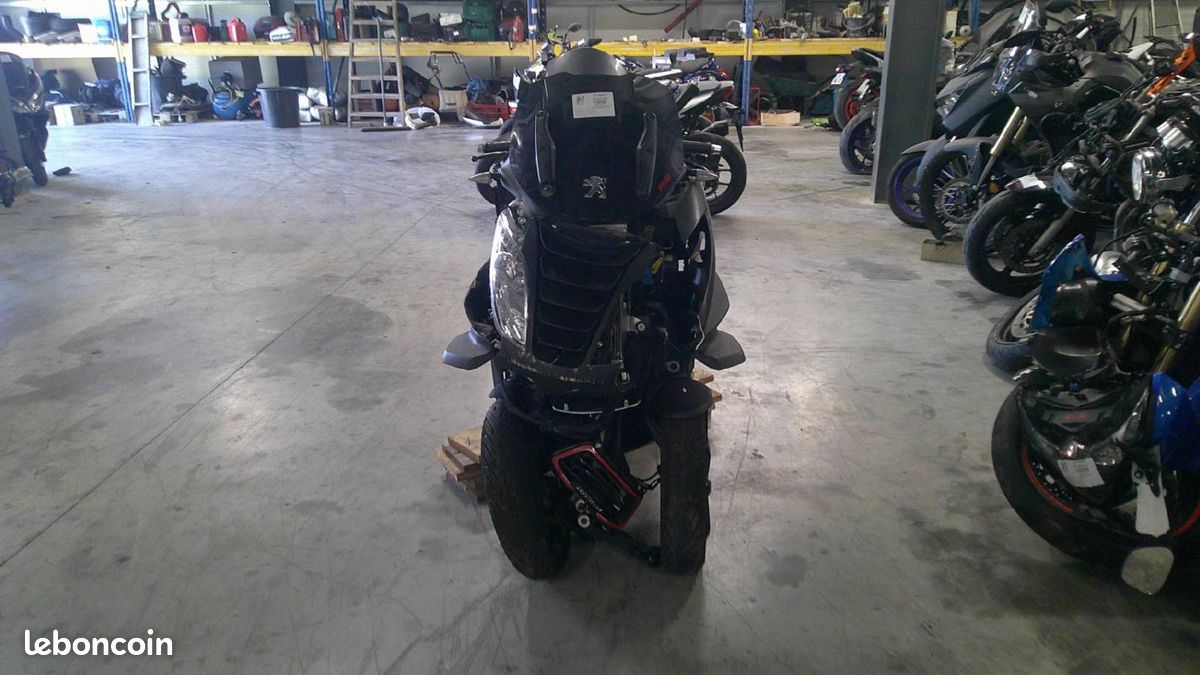 Peugeot METROPOLIS 400 ACCIDENTE RSV N°22413 - Motos