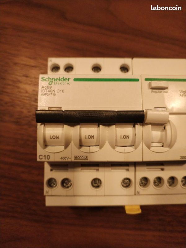 Disjoncteur Différentiel 3P+N C10 Vigi 300mA Schneider Electric - Bricolage