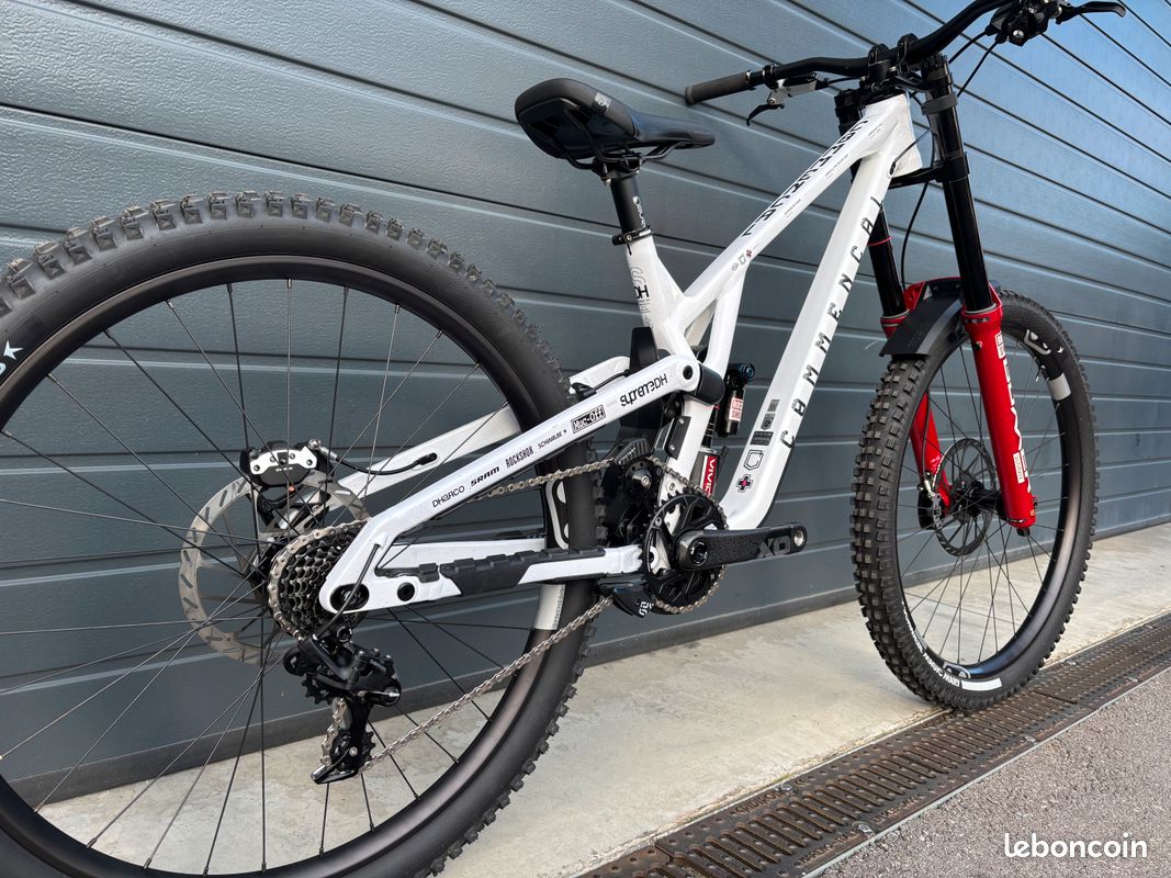 Commencal Supreme DH V5 team 2025 - Vélos