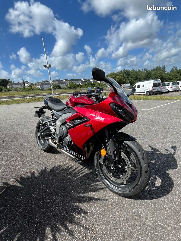Triumph Daytona 660 bridée A2 + protections - Motos