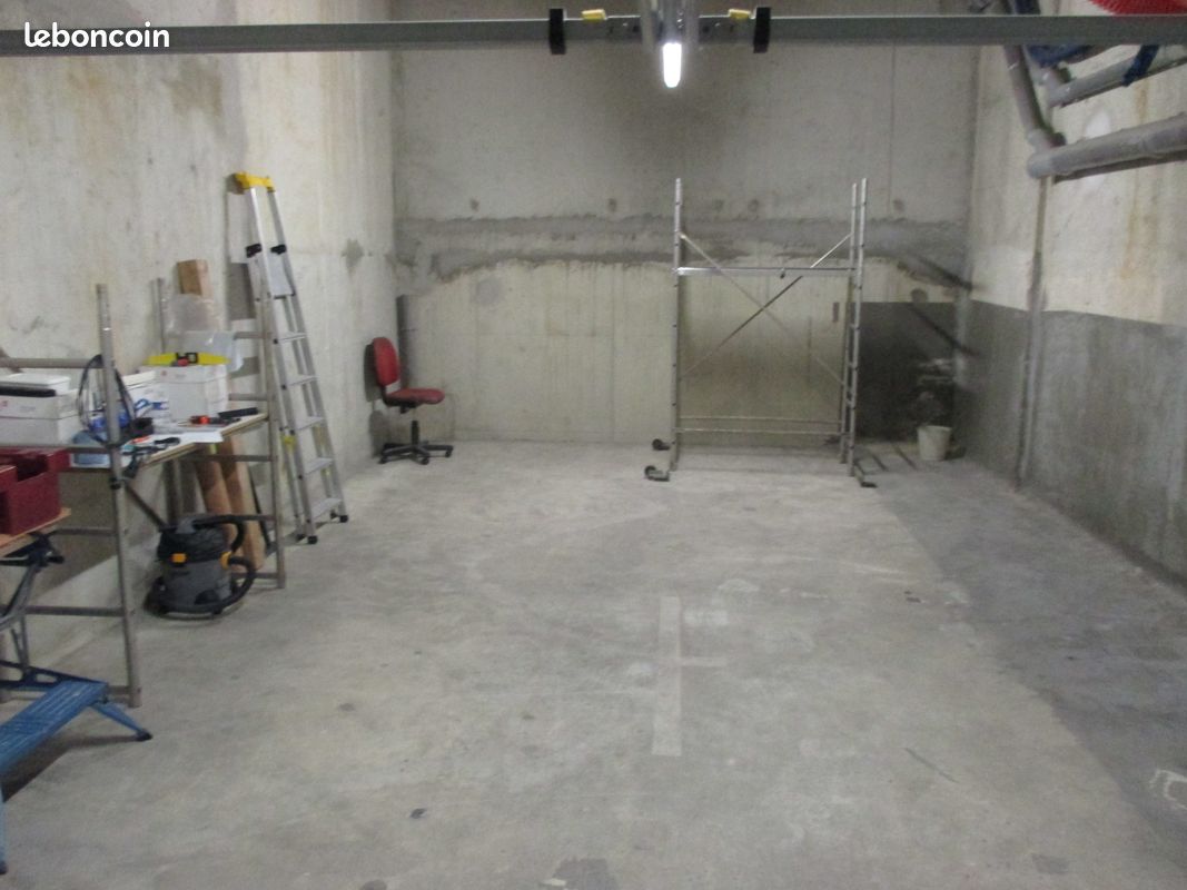 Grand garage Box Boxe local stockage 45 m2 4 places Conflans - Locations