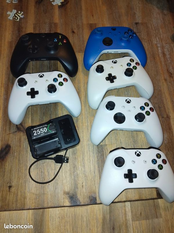 Lot de manettes x box plus chargeur - Consoles