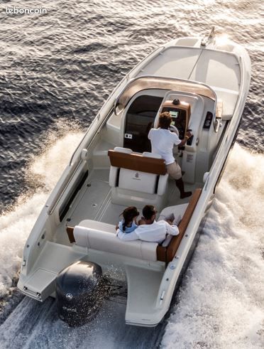 INVICTUS Capoforte CX240, millésime 2022 motorisé en 250 CV Yamaha ...