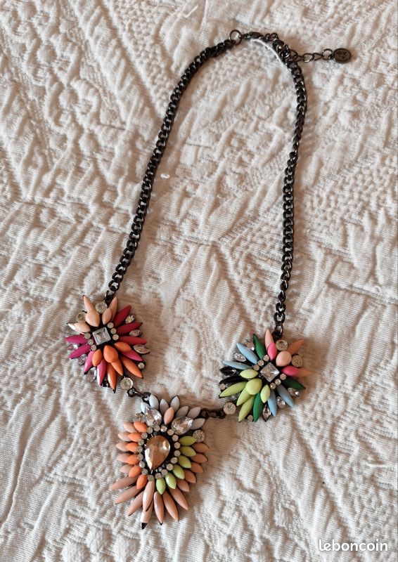 Collier plastron fantaisie - Montres & Bijoux