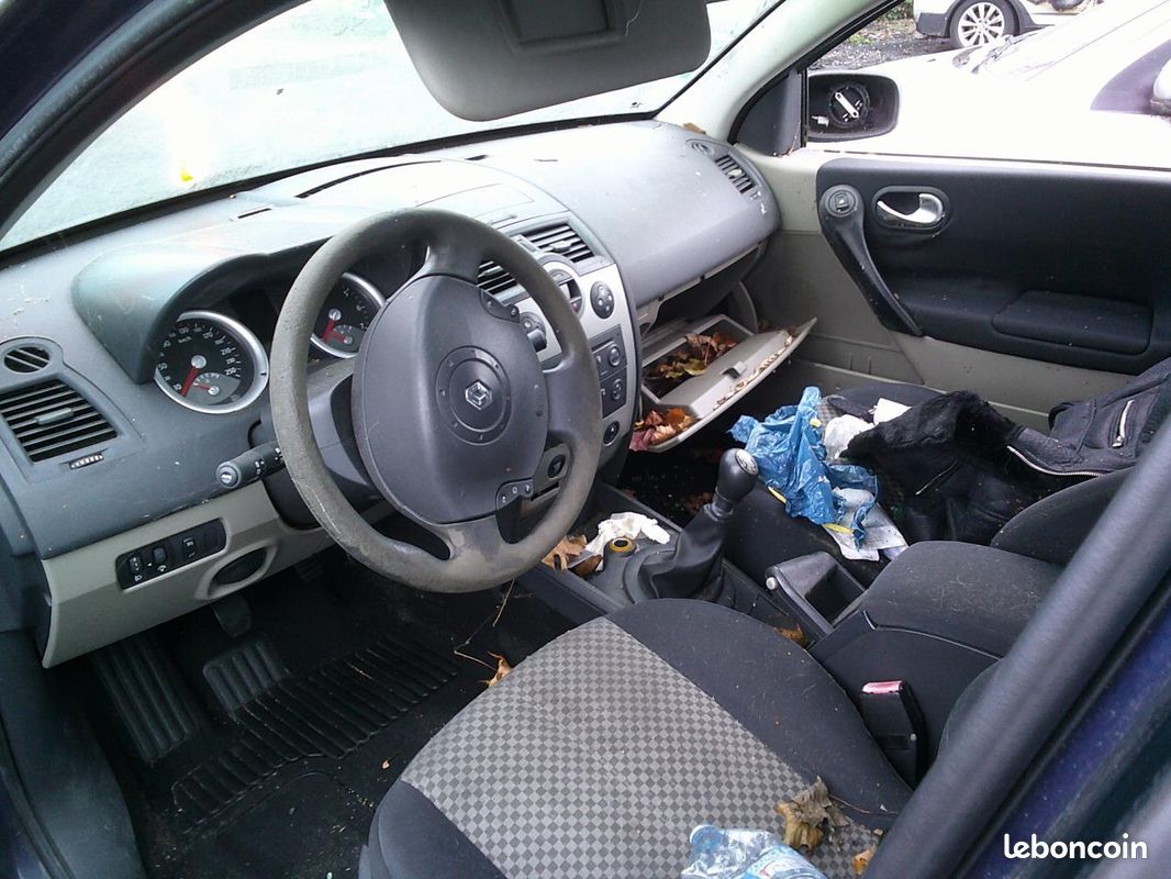 RENAULT MEGANE 2 PHASE 1 2.0i - 16V 1998 cm3 F4R_770 2004 - Équipement auto