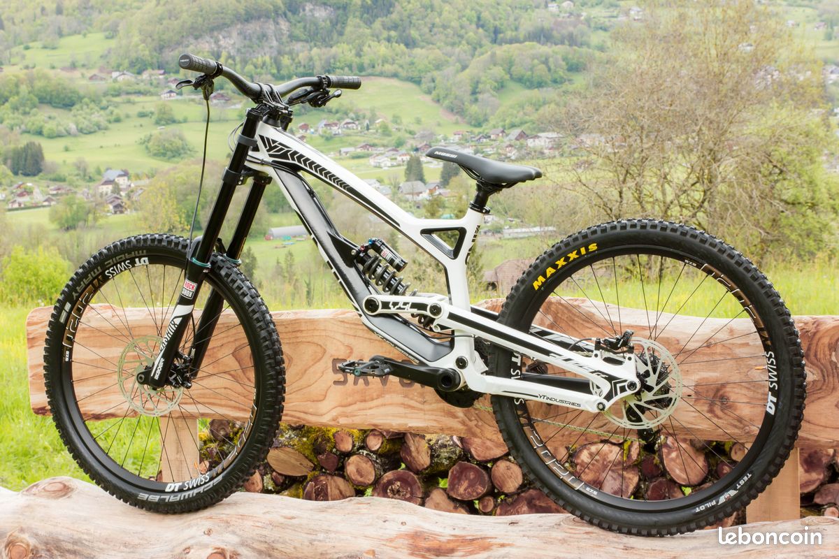 DH yt tues carbone M reconditionné - Vélos
