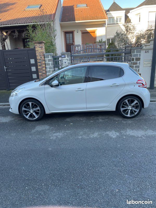 Peugeot 208 - Voitures