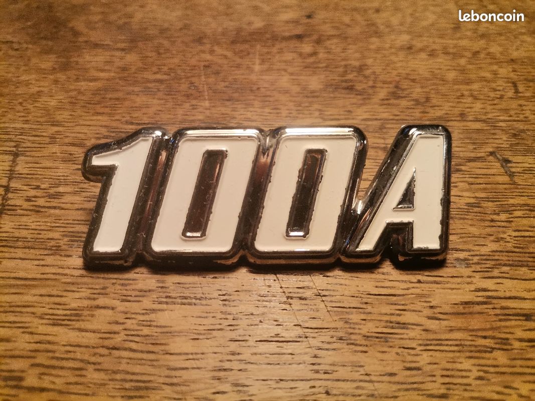 Logo sigle insigne monogramme emblème Datsun Cherry 100a - Équipement auto