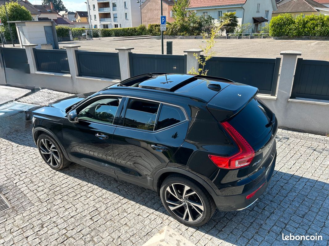 Volvo XC40 D4 R-DESIGN - Voitures