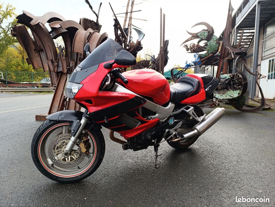 Honda VTR 1000 F - Motos