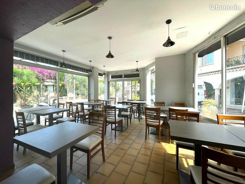 LOCAL COMMERCIAL 126 m² VALLAURIS - Bureaux & Commerces