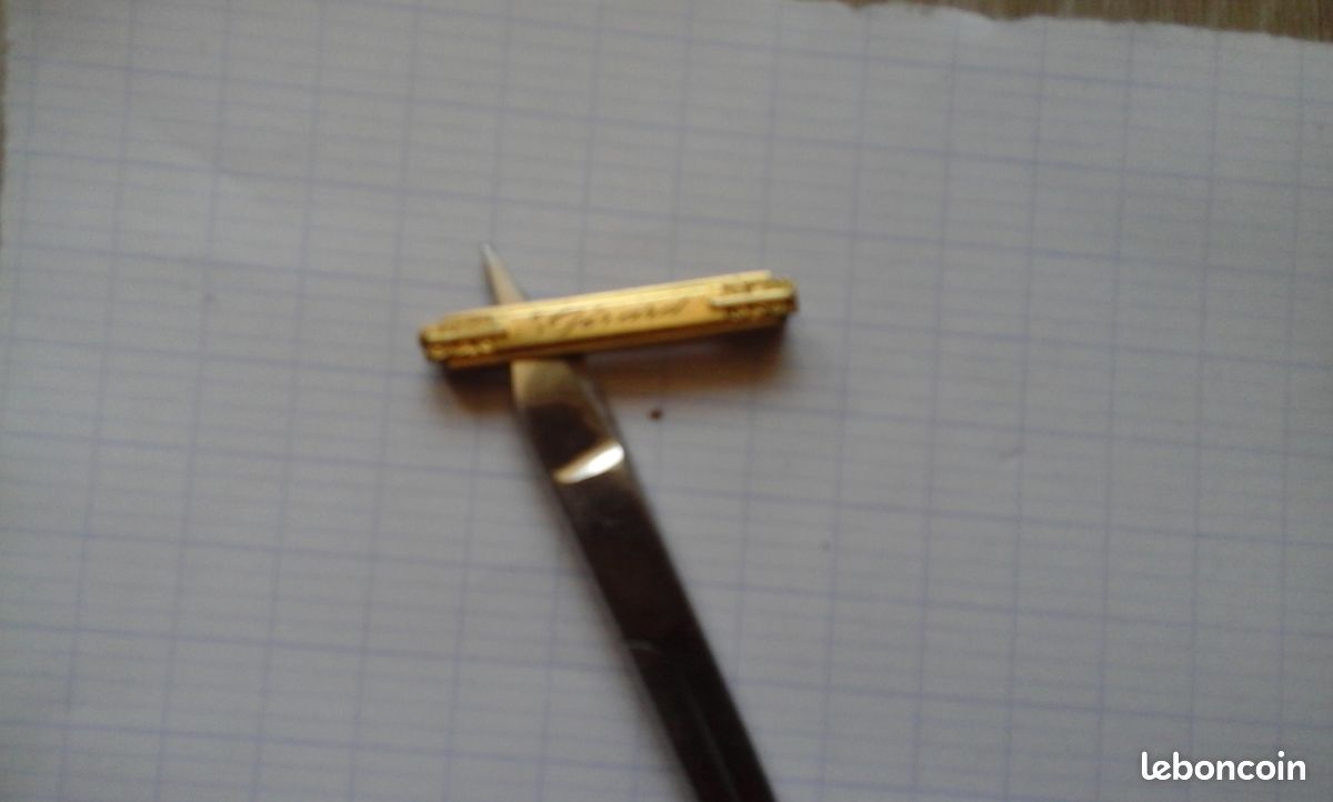 Une belle broche plaquee or avec poincon pour homme - Collection