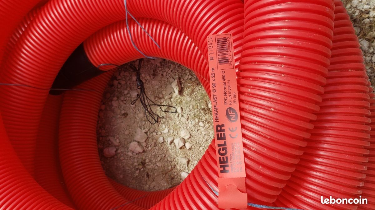 Gaine rouge tpc électrique - BTP - Chantier gros-oeuvre