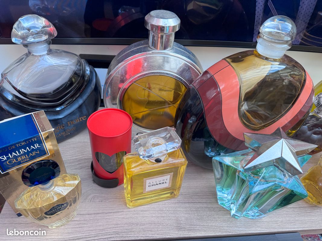 Un grand lot. De Flacons de parfum - Collection