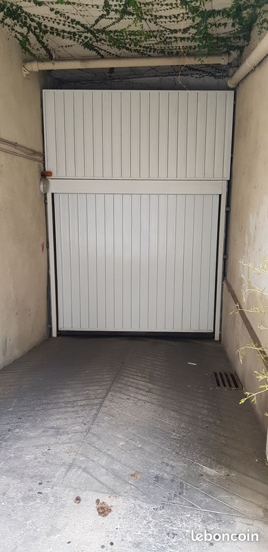 Garage –Box Fermé12 m2 Hyper centre-ville de Hyères libre fin Avril - Locations